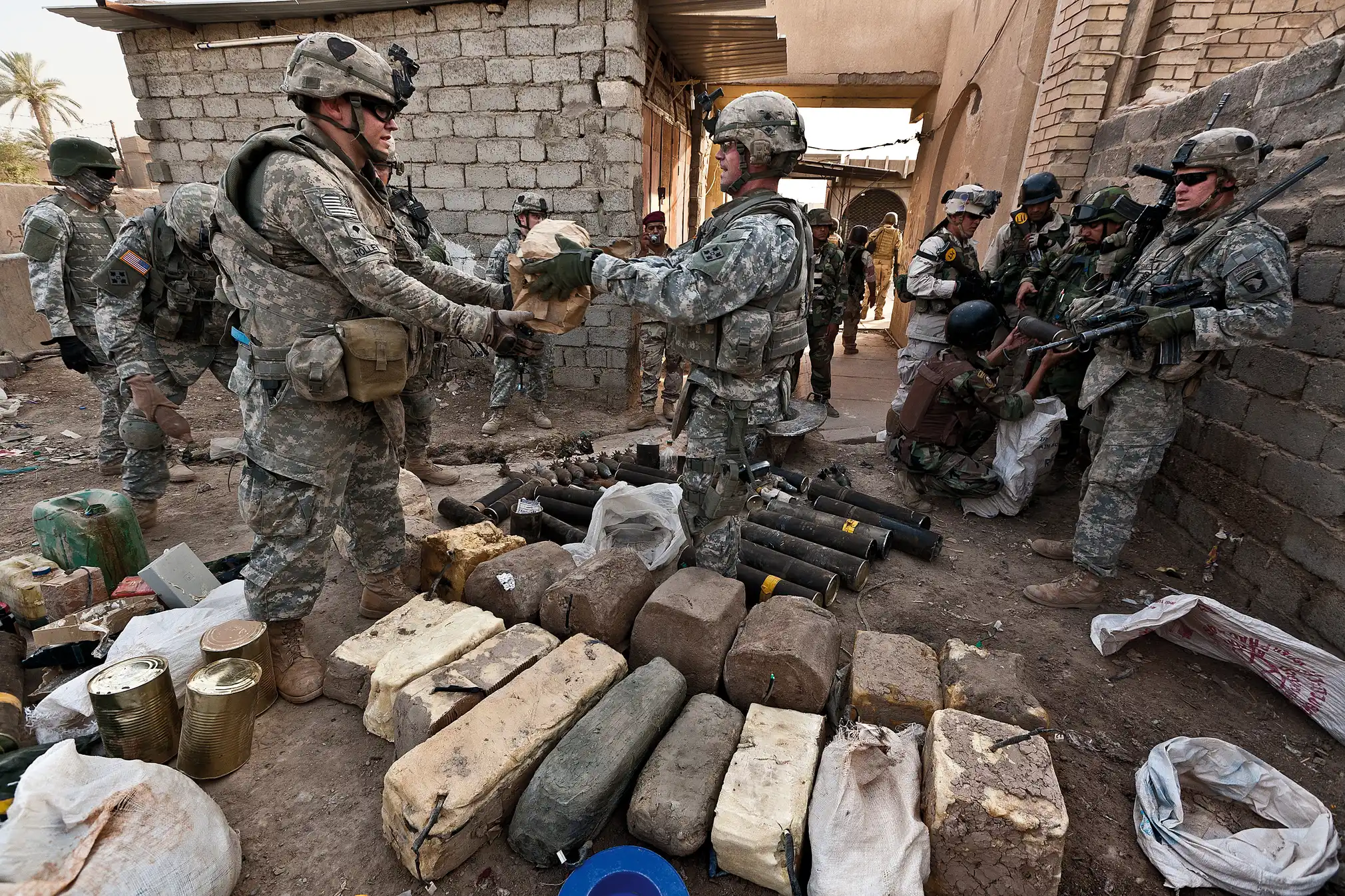 30 Photos That Show Both Sides of the Iraq War - Kate Knows